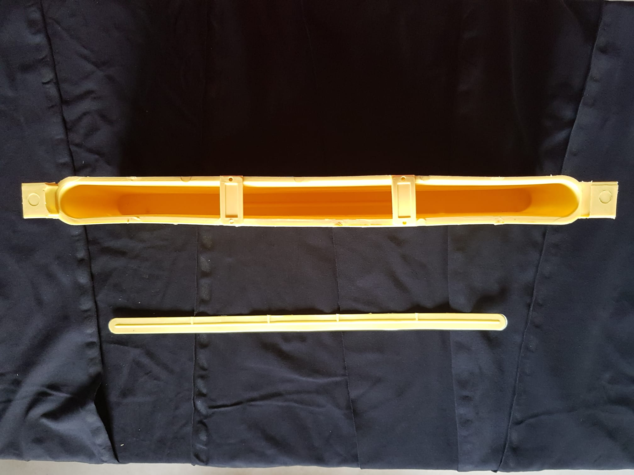 Hranitor uluc din plastic 1 kg cu plutitor - Apis-Blaj.ro